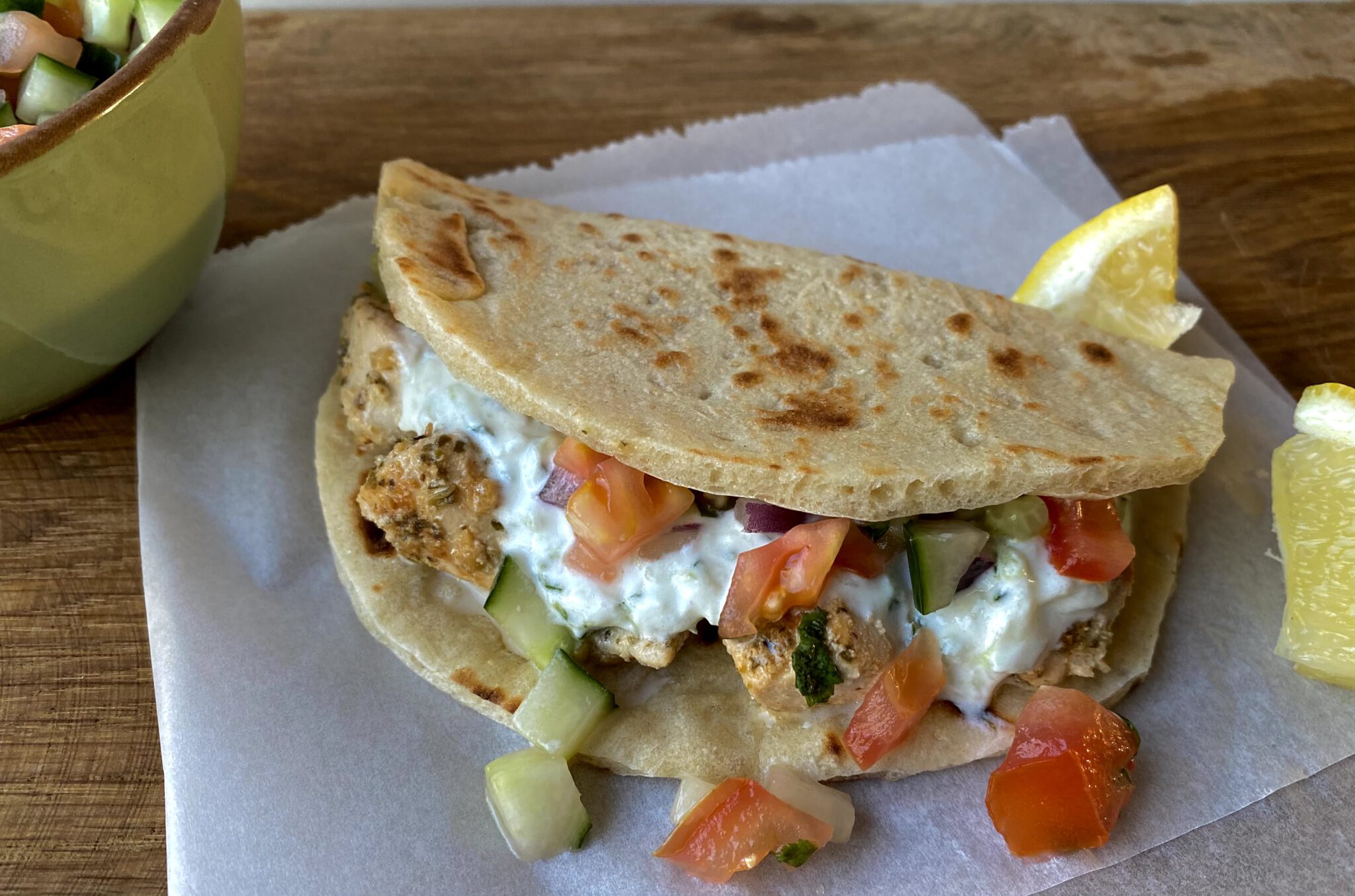 GYROS DE POLLO CON ENSALADA TZATZIKI - UNA PIZCA DE LUNA