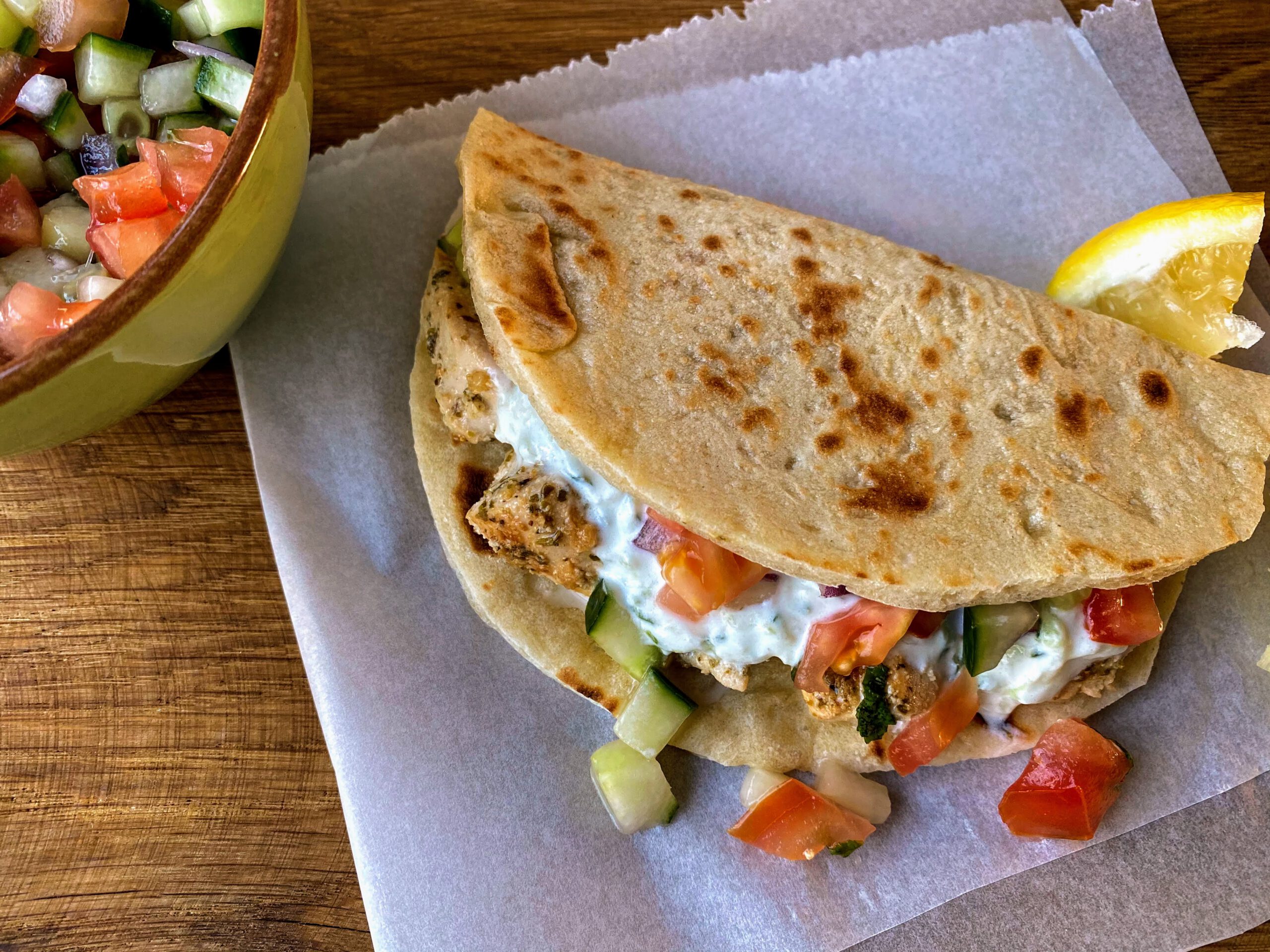 GYROS DE POLLO CON ENSALADA TZATZIKI - UNA PIZCA DE LUNA