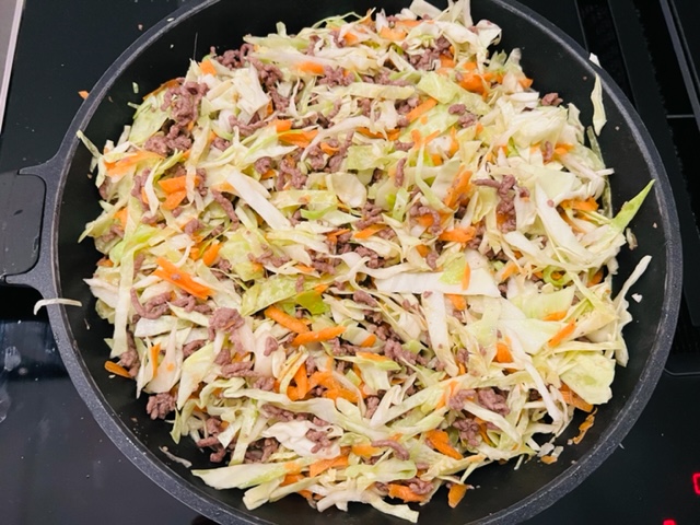 SALTEADO DE REPOLLO CON CARNE - UNA PIZCA DE LUNA