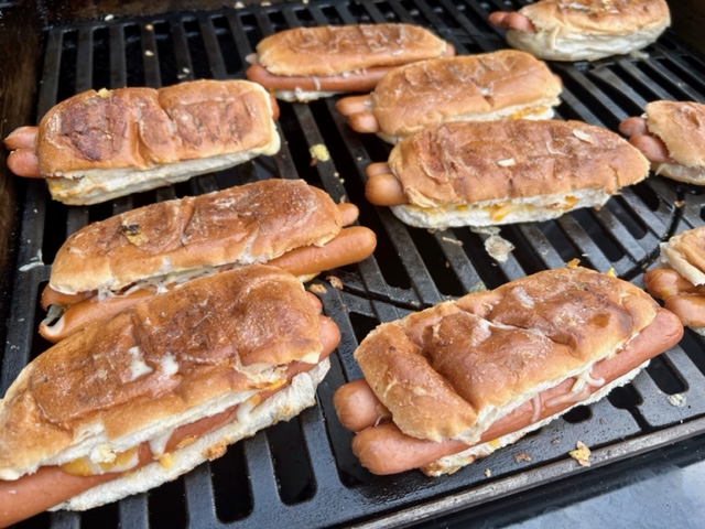 GRILLED CHEESE HOT DOGS - UNA PIZCA DE LUNA