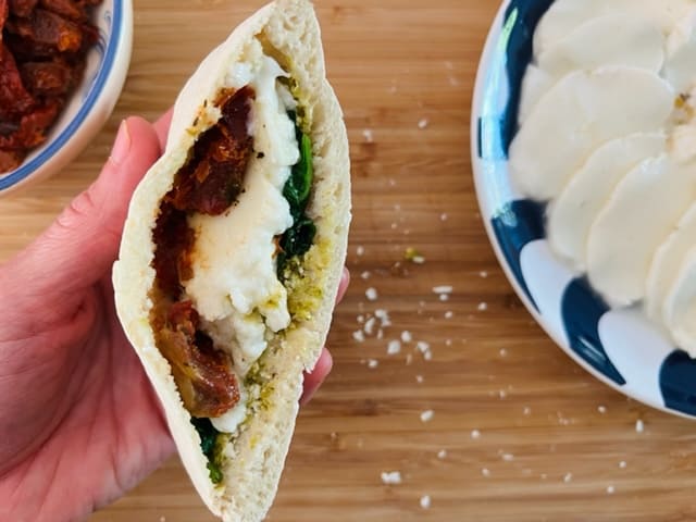 PITAS RELLENAS DE MOZZARELLA Y QUESO FETA - UNA PIZCA DE LUNA